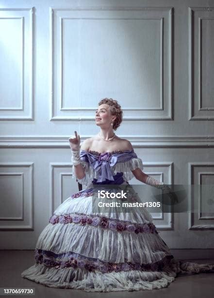 웃는 여왕 복고풍 배경에 고립 된 르네상스 스타일의 드레스에서 중세 왕실 사람의 이미지에 젊은 사랑스러운 소녀의 빈티지 초상화 시대 역사 영화의 비교 여왕에 대한 스톡 사진