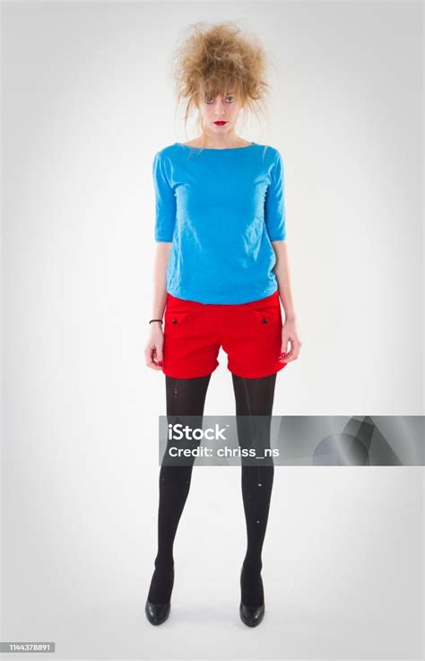 흰색 바탕에 미친 머리 스타일 빨간 반바지와 블루 스웨터 포즈 여자의 전체 길이 초상화 패션 스튜디오 촬영 곱슬 머리에 대한 스톡 사진 및 기타 이미지 Istock
