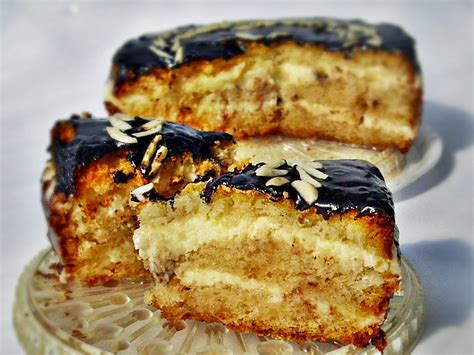 В кулинарния свят на Tillia Торта с шоколадова глазура и филирани бадеми