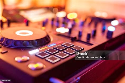 Dj는 나이트 클럽에서 회전 믹싱 및 스크래치 믹서에서 음악을 연주하는 Dj 근접 촬영 파티 0명에 대한 스톡 사진 및 기타 이미지 Istock