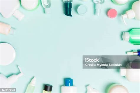 당신이 디자인하기 위해 파란색 배경 빈 공간에 화장품플랫 평지 구성의 프레임 복사 공간이 있는 화이트 코스메틱 용기 세트 상단 보기 0명에 대한 스톡 사진 및 기타 이미지