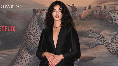 Deva Cassel Au Naturel Elle Rayonne Dans Un Bikini Sur Une Plage