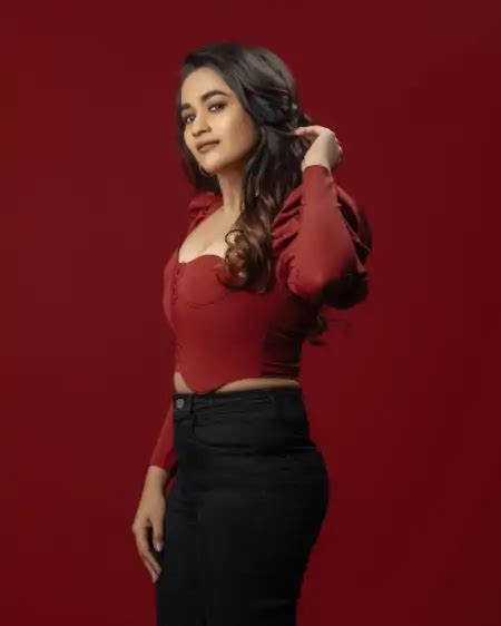 Yukti Kapoor Latest Hot Pics And Photo