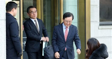 탄핵심판 변론준비기일 마치고 이동하는 윤갑근 배진한 변호사