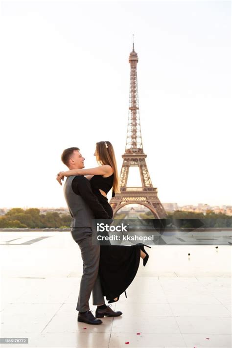 파리에서 결혼 제안 에펠 탑 근처 로맨틱 한 날짜 프랑스에서 신혼 여행 2명에 대한 스톡 사진 및 기타 이미지 2명 개념 관광 Istock