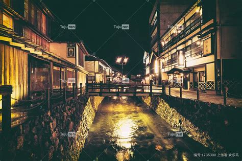 银山温泉街和中央流动的银山川夜间的照片素材免抠元素模板下载 图巨人