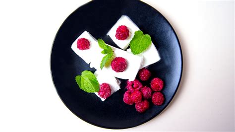 라즈베리 베리를 곁들인 아이스크림 검은 접시에 민트 잎 흰색 배경 텍스트 장소 0명에 대한 스톡 사진 및 기타 이미지 0명