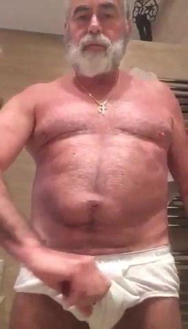 자지를 보여주는 수염 난 새 아빠 xHamster