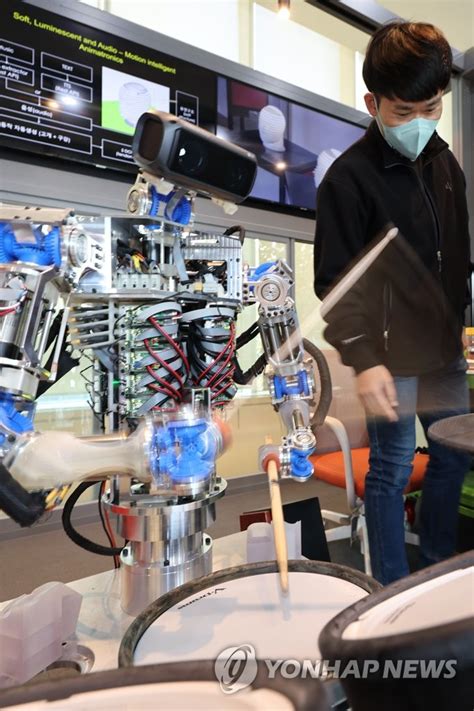 Kist Ai·로봇연구소 오픈랩에 소개된 드럼 연주 로봇 연합뉴스