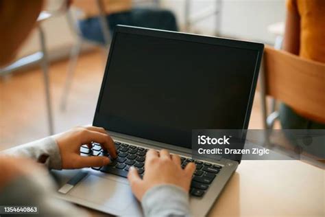 고등학교에서 컴퓨터 수업 중에 노트북을 사용하는 학생의 클로즈업 고등학교에 대한 스톡 사진 및 기타 이미지 고등학교 공부 교실 Istock