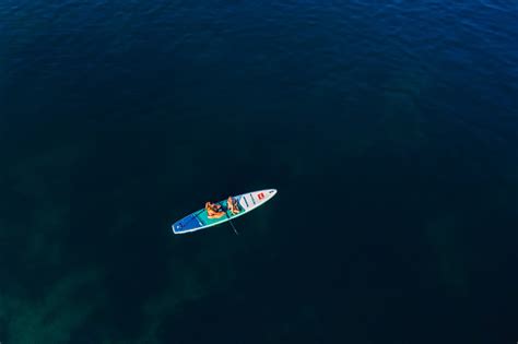 2022년 7월 24일 터키 안탈리아 조용한 바다에서 스탠드업 패들 보드에 노를 젓는 아이와 함께 날씬한 여자 푸른 바다에 빨간 외륜 Sup 보드를 타고 있는 아이 딸과