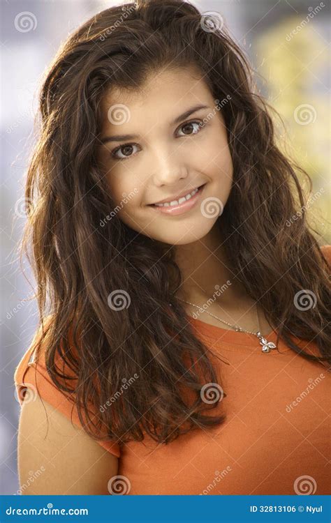 Πορτρέτο κινηματογραφήσεων σε πρώτο πλάνο του ελκυστικού θηλυκού Στοκ Εικόνες εικόνα από Alon