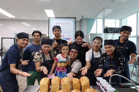 외국인 주민들과 함께 만든 따끈한 식빵🍞” Freshly Baked Bread Made Together 안녕하세요 외국인 주민 여러분 화성시 외국인복지센터입니다