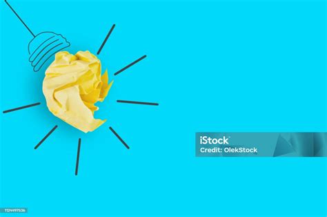 하나는 노란색 종이 이미지 만든 사무실 전구에 파란색 테이블에 구겨진 최고의 볼 수 있습니다 영감 개념입니다 텍스트에 대 한 공간을 복사 0명에 대한 스톡 사진 및 기타