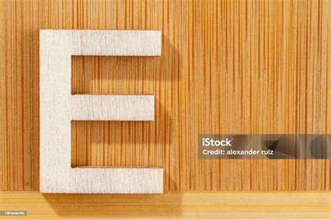 나무로 만든 알파벳의 문자 E 상단보기 및 텍스트 공간 0명에 대한 스톡 사진 및 기타 이미지 0명 갈색 개체 그룹 Istock