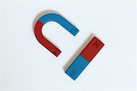 흰색 배경에 고립 된 북쪽과 남극자석의 파란색과 빨간색 색 말굽과 직사각형 모양 자석에 대한 스톡 사진 및 기타 이미지 자석 컷아웃 빨강 Istock