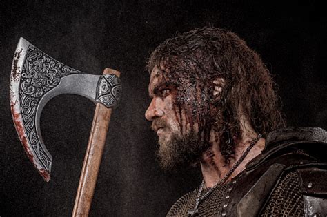 스튜디오 샷에서 피 묻은 젊은 바이킹 전사를 휘두르는 무기 중세에 대한 스톡 사진 및 기타 이미지 중세 환상의 세계 가죽 Istock