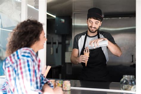 격자 무늬 셔츠에 아름 다운 여자는 초콜릿 아이스크림을 주문 했다 모바일 식당에 한 남자가 그녀의 아이스크림을 제공 건강한 생활방식에 대한 스톡 사진 및 기타 이미지