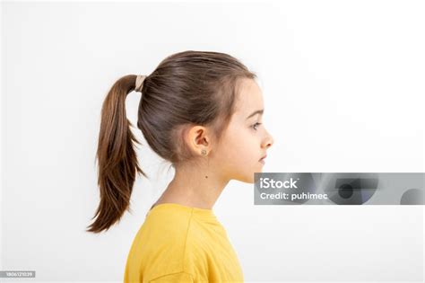 노란색 티셔츠를 입은 소녀의 측면 모습 초상화 흰색 배경에 고립되어 있습니다 아이에 대한 스톡 사진 및 기타 이미지 아이 소녀 십대 소녀 Istock