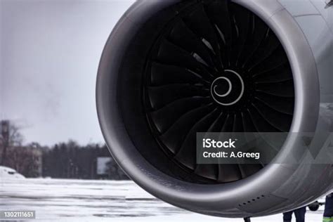 비행기 터빈 엔진 블레이드 겨울에는 눈이 내리는 공항 비행기 프로펠러 항공기 제트 엔진의 터빈 블레이드 닫습니다 항공 기술 항공기 배경 0명에 대한 스톡 사진 및 기타