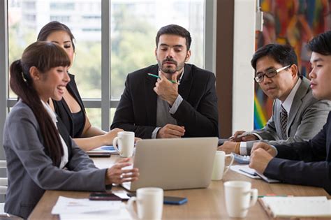 랩톱 컴퓨터와 팀 마케팅 회의에서 새로운 계획을 경청 하는 비즈니스 맨 팀장 회의실의 보스 관리자 및 동료 팀워크 멀티 에스닉 여성 임원 비즈니스에 대한 스톡 사진 및 기타