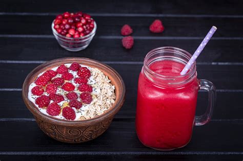 라스베리 주스 유리 찻잔에 Muesli 원시 딸기 귀리 플레이크 요구르트와 꿀 나무 검은색에 Chia 씨앗에서 만든 닫습니다 0명에 대한 스톡 사진 및 기타 이미지 Istock