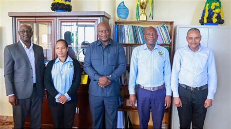 Rc Songwe Mhe Daniel Chongolo Akutana Na Uongozi Wa Hifadhi Ya Ngorongoro Michuzi Blog