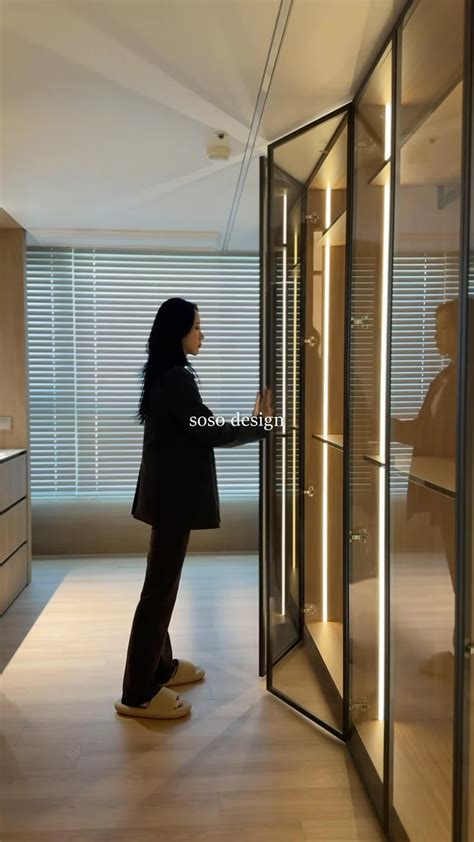 광주인테리어 소소디자인 현관의 간살 여닫이 문으로 전통적이면서도 현대적인 미감이 자연스럽게 조화를 이룬 디자인을 만들었습니다 따뜻한 우드톤의 세로 간살들이 공간에