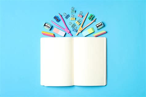 밝은 파란색 배경에 다른 문구 평면 누워 학교로 돌아가기 0명에 대한 스톡 사진 및 기타 이미지 0명 갈음질 개체 그룹 Istock