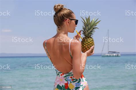 해변에서 신선한 파인애플 칵테일을 마시는 행복한 젊은 여성 이국적인 여름 방학 35 39세에 대한 스톡 사진 및 기타 이미지 35 39세 계절 과일 Istock