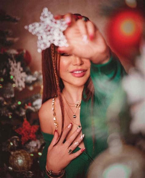 هيفاء وهبي تستوحي أجواء الكريسماس في جلسة تصوير فائضة الأنوثة Laha