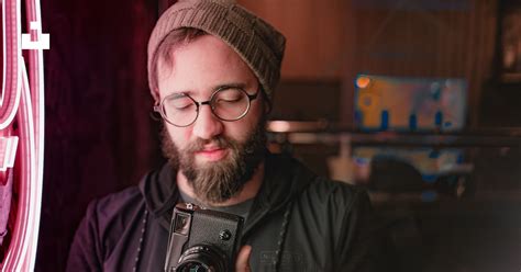 검은 색과 은색 Dslr 카메라를 들고 검은 색 크루 넥 티셔츠를 입은 남자 사진 Unsplash의 무료 마링가 Pr 이미지