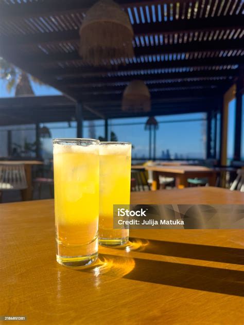 화창한 날에는 경치 좋은 전망이 내려다 보이는 야외 테이블에서 잔에 담긴 두 가지 상쾌한 칵테일 가구에 대한 스톡 사진 및 기타 이미지 Istock