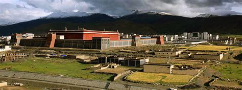 萨迦县 仲巴县 萨县中学 大山谷图库