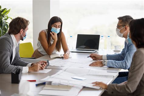 동료와 차트를 분석 하는 보호 얼굴 마스크를 가진 젊은 사업가 25 29세에 대한 스톡 사진 및 기타 이미지 25 29세 30 34세 4 명 Istock