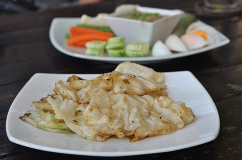 흰 접시에 생선 소스를 곁들인 양배추 볶음 중앙의 양배추에 집중 신선한 채소와 태국 녹색 칠리 딥의 희미한 배경 0명에 대한 스톡 사진 및 기타 이미지 Istock