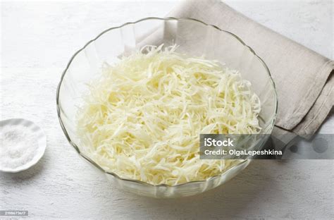 유리 그릇에 소금을 곁들인 갓 잘게 썬 흰 양배추 샐러드 발효 야채 요리 클로즈업에 딱 갈기갈기 찢어진에 대한 스톡 사진 및 기타 이미지 Istock