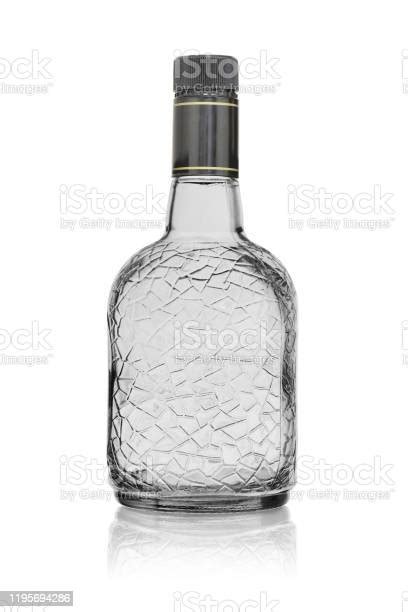 패턴럼 또는 브랜디용 빈 병으로 플라스틱 뚜껑으로 닫힙습니다 반사와 흰색 배경에 럼 독한 술에 대한 스톡 사진 및 기타 이미지 럼 독한 술 병 코냑 Istock