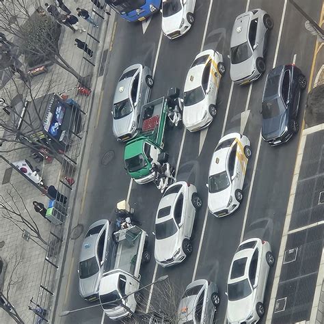 어느 70대 고객을 만났더니 자기의 신조를 이렇게 말했다 움직이면 살고 누우면 죽는다 그의 말에 따르면 나이가 들수록 움츠려듵고 활동 반경도 줄어든다 자꾸 앉고