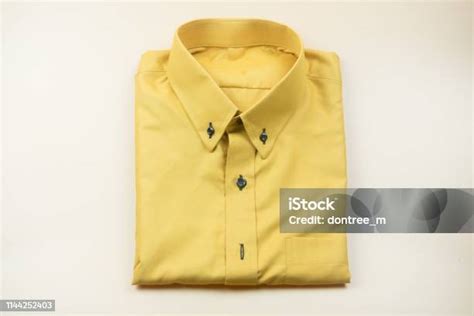 노란 배경에 접힌 남자의 노란 셔츠 평면도 유행 패션 남성 깃에 대한 스톡 사진 및 기타 이미지 깃 노랑 셔츠 Istock