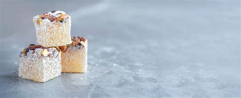 회색 배경에 피스타치오와 터키어 기쁨 공간을 복사합니다 전통 동부 요리 전통적인 중동 과자 유대인 터키어 아랍어 국가 디저트 터키의 즐거움 가루로 빻은에 대한 스톡 사진 및