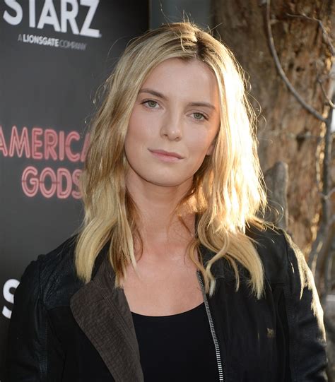 Betty Gilpin “american Gods” Premiere In Los Angeles 4202017