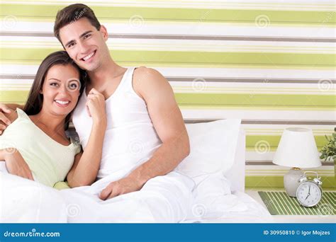 Coppie Giovani Romantiche A Letto Fotografia Stock Immagine Di Amore