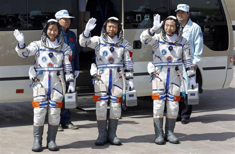 China Sends First Woman Into Space New York Daily News
