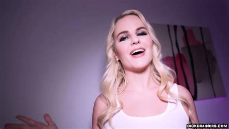 Hot Blonde Curvy Bb Slimthick Vic