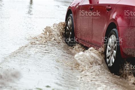 진흙에 갇힌 자동차 더러운 웅덩이 거친 지형에서 자동차 바퀴 타이어에 대한 스톡 사진 및 기타 이미지 타이어 웅덩이 비 Istock