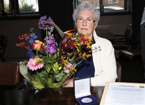 Erepenning Van Son En Breugel Voor Annie Van De Loo