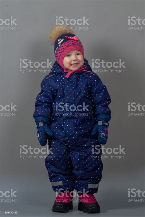귀여운 아기 소녀 2 세 백인 따뜻한 겨울 옷 블루 점프 수트 모자 핑크 부츠와 회색 배경에 장갑 2 3 살에 대한 스톡 사진 및 기타 이미지 Istock