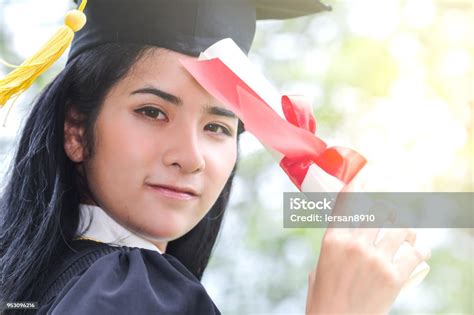 모자와 드레스를 인증 손에 들고 교육 개념에서 행복 한 대학원 젊은 아시아 여자 교육에 대한 스톡 사진 및 기타 이미지 교육