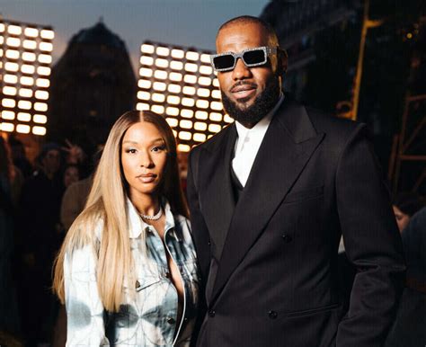 מוקף בכוכבים לברון גיימס ואשתו בילו בתצוגת אופנה של לואי ויטון ישראל היום